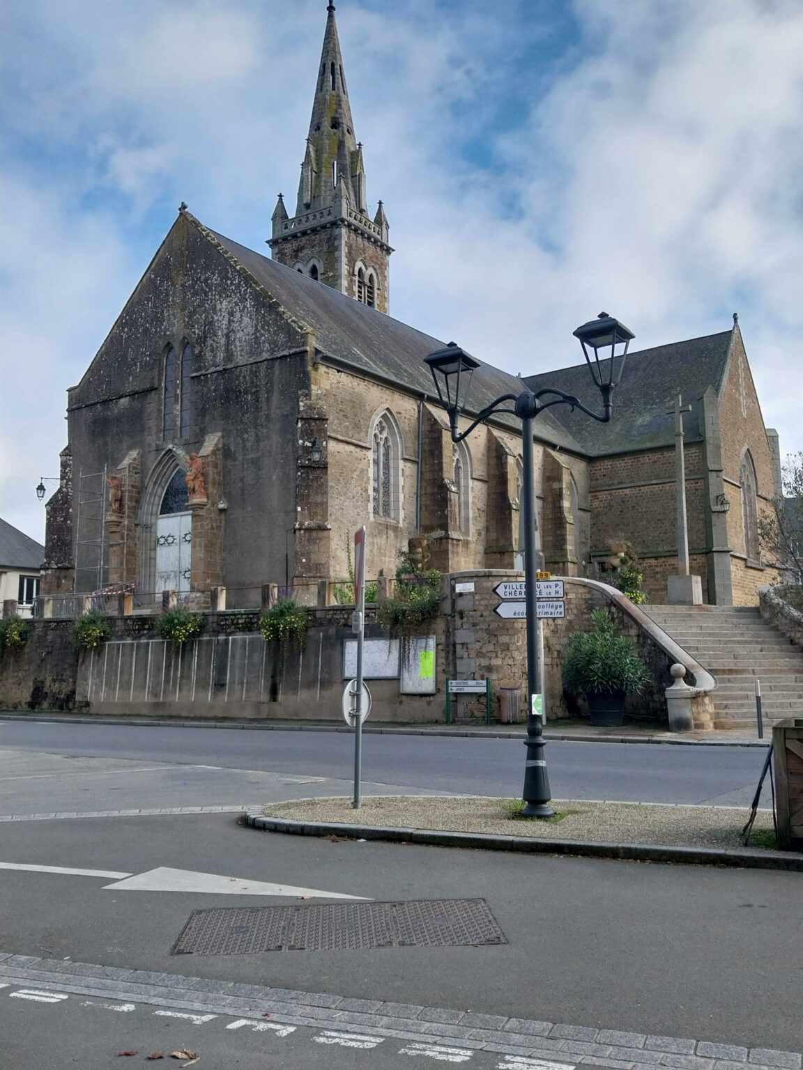Accès interdit par le portail principal de l’Eglise Saint-Martin ...